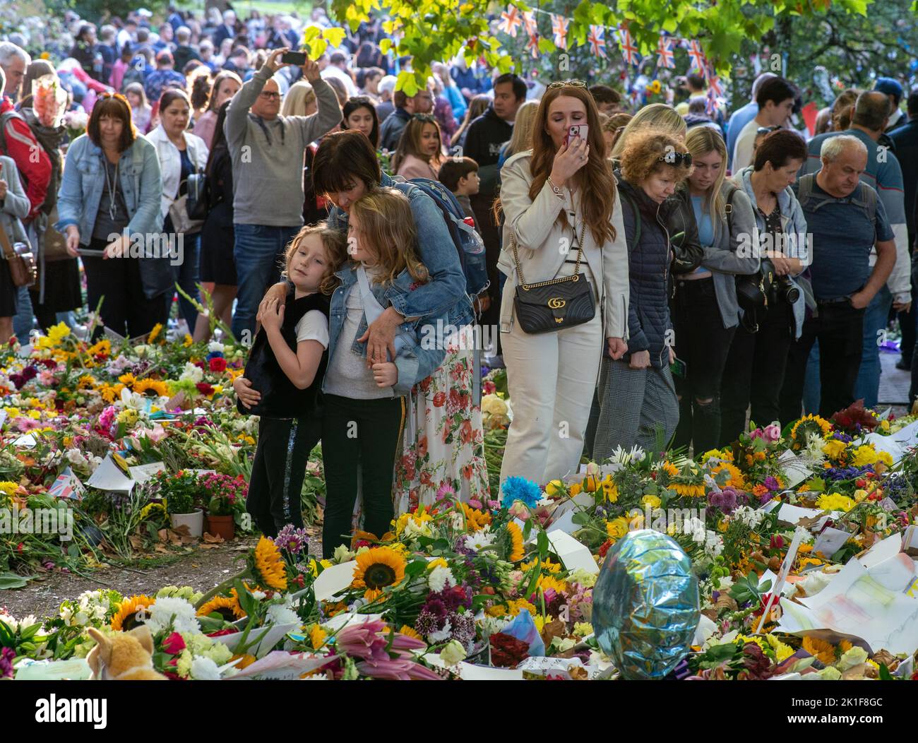 Tributes for Queen Elizabeth II including Corgis made from flowers ...