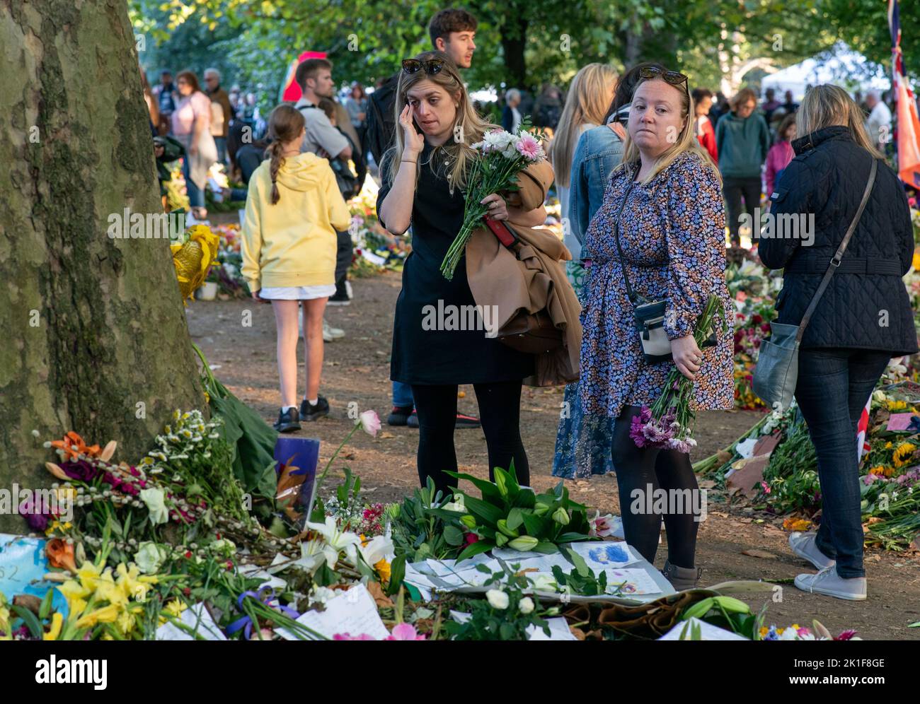 Tributes for Queen Elizabeth II including Corgis made from flowers ...