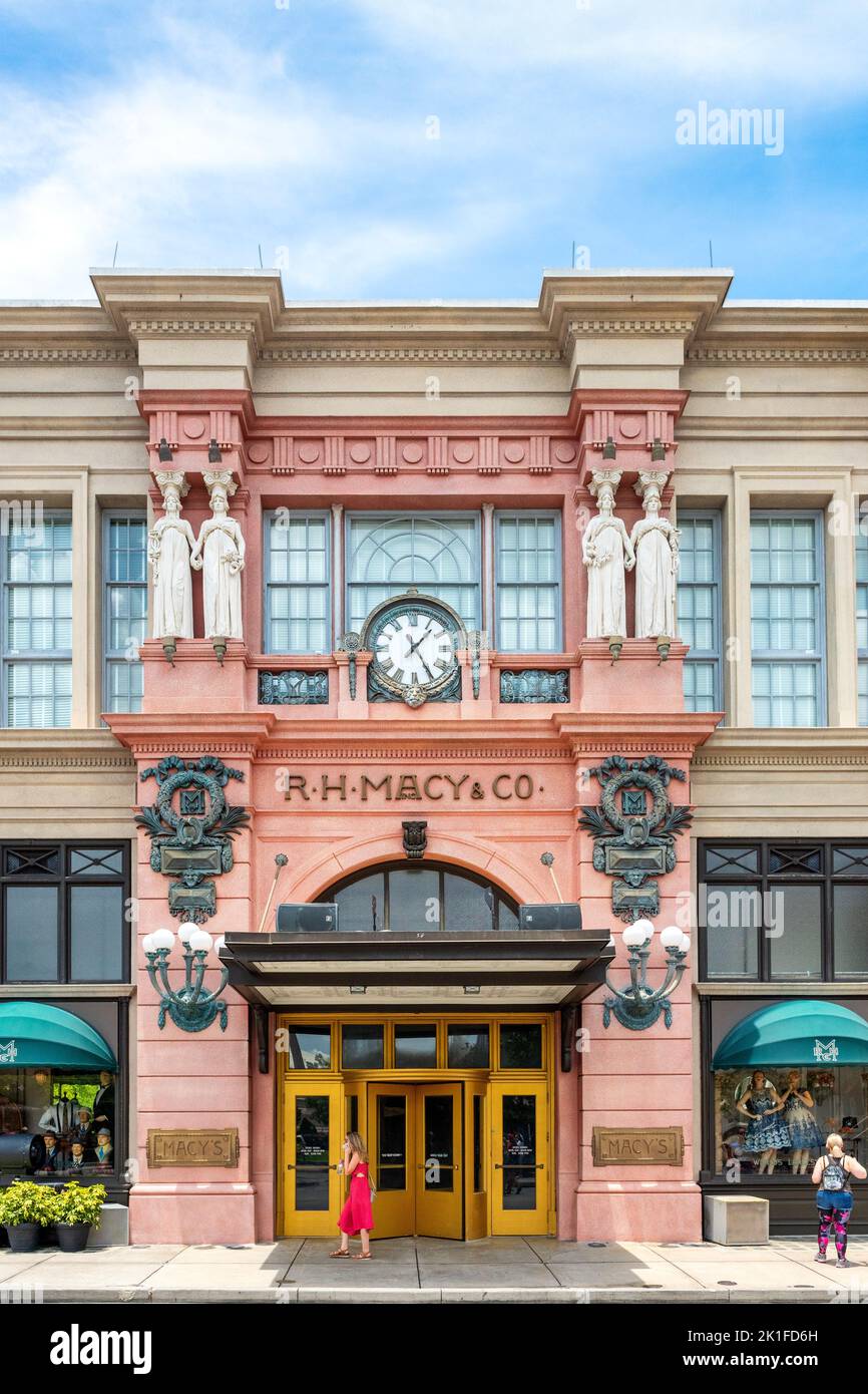 People walk by the facade of the R.H. Macy & Co. building Stock Photo ...