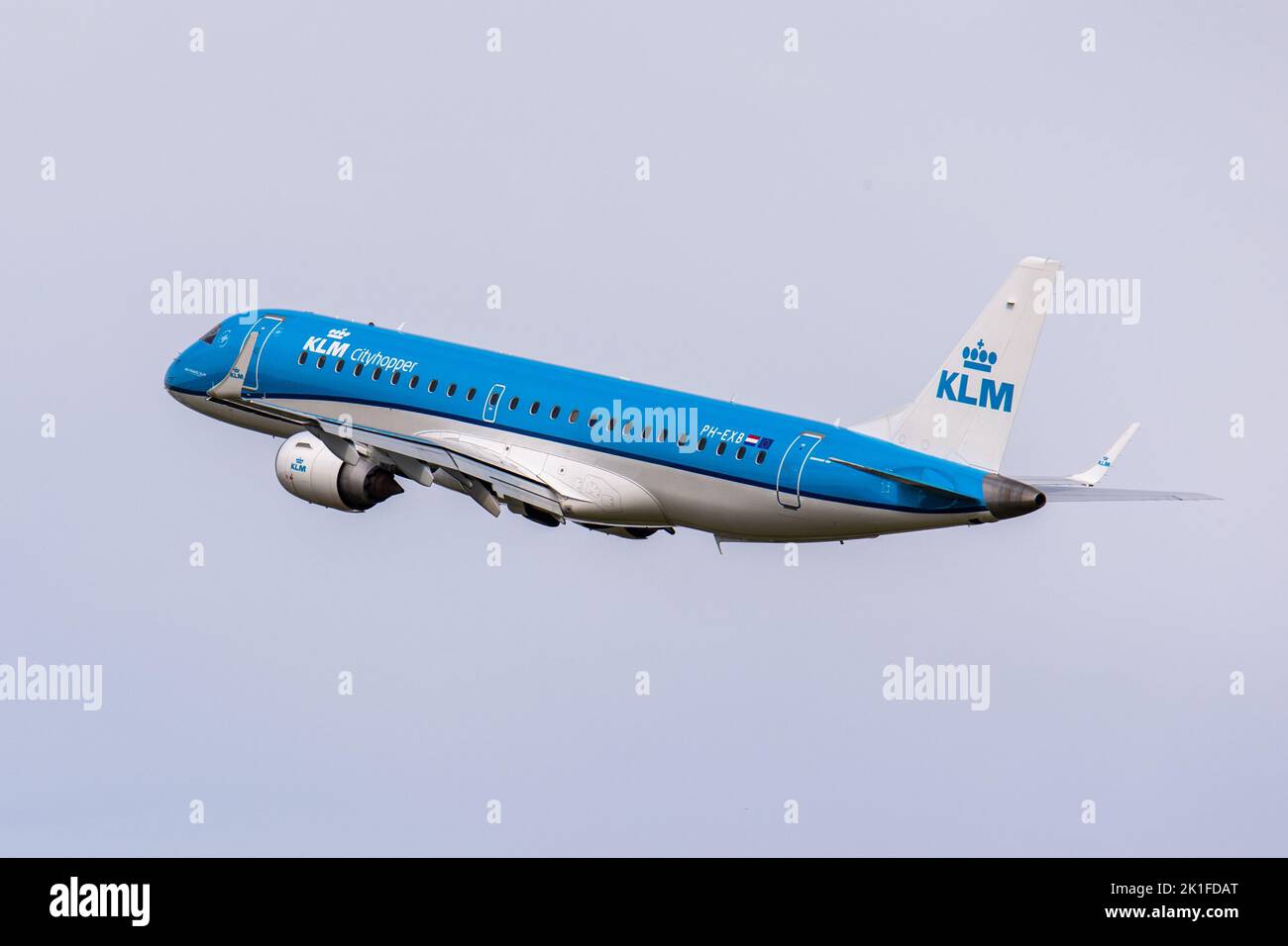 Klm embraer e190std hi-res stock photography and images - Alamy