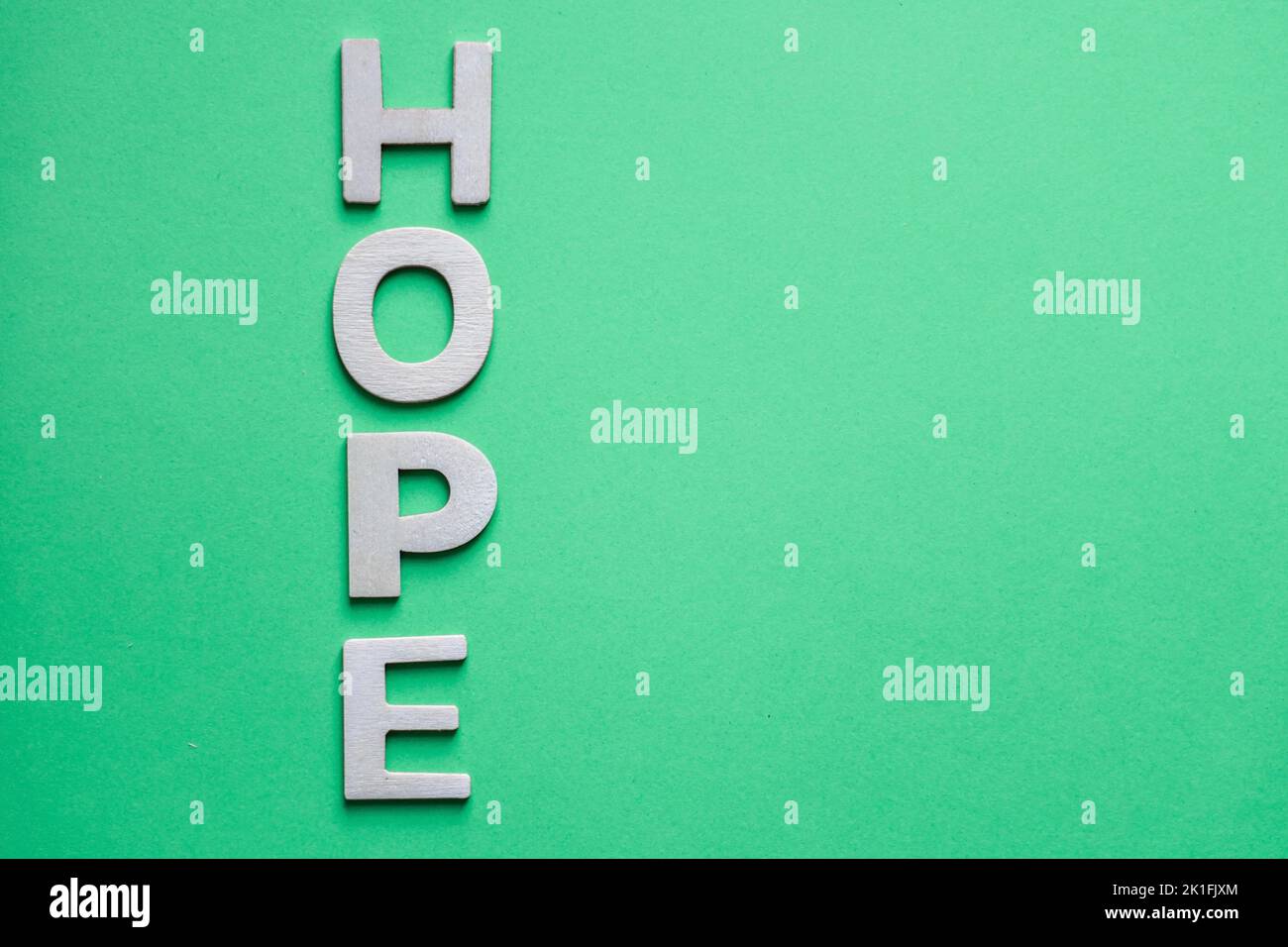 hope word with wooden letters on the green background Stock Photo - Alamy
