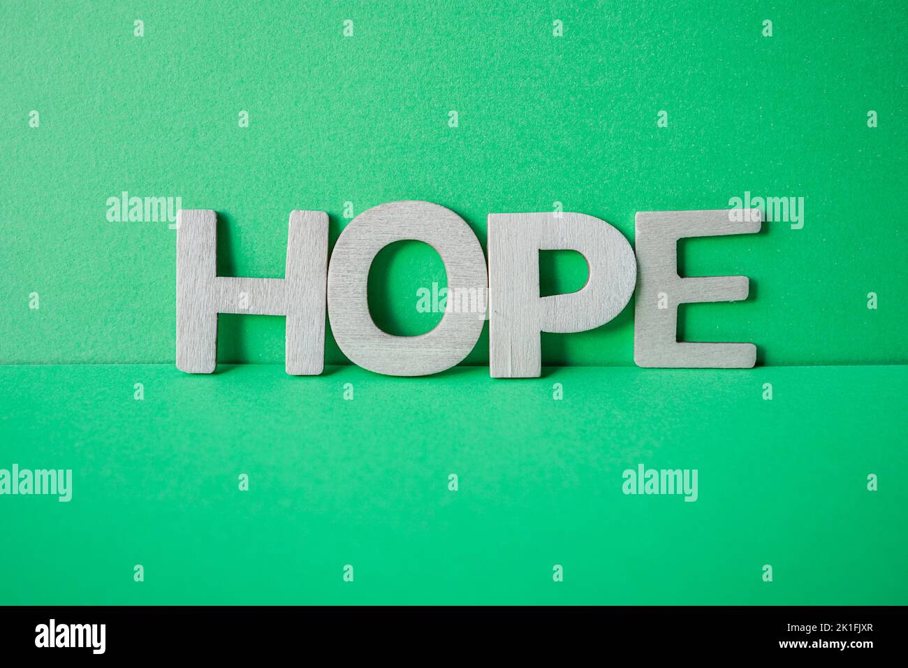 hope word with wooden letters on the green background Stock Photo - Alamy