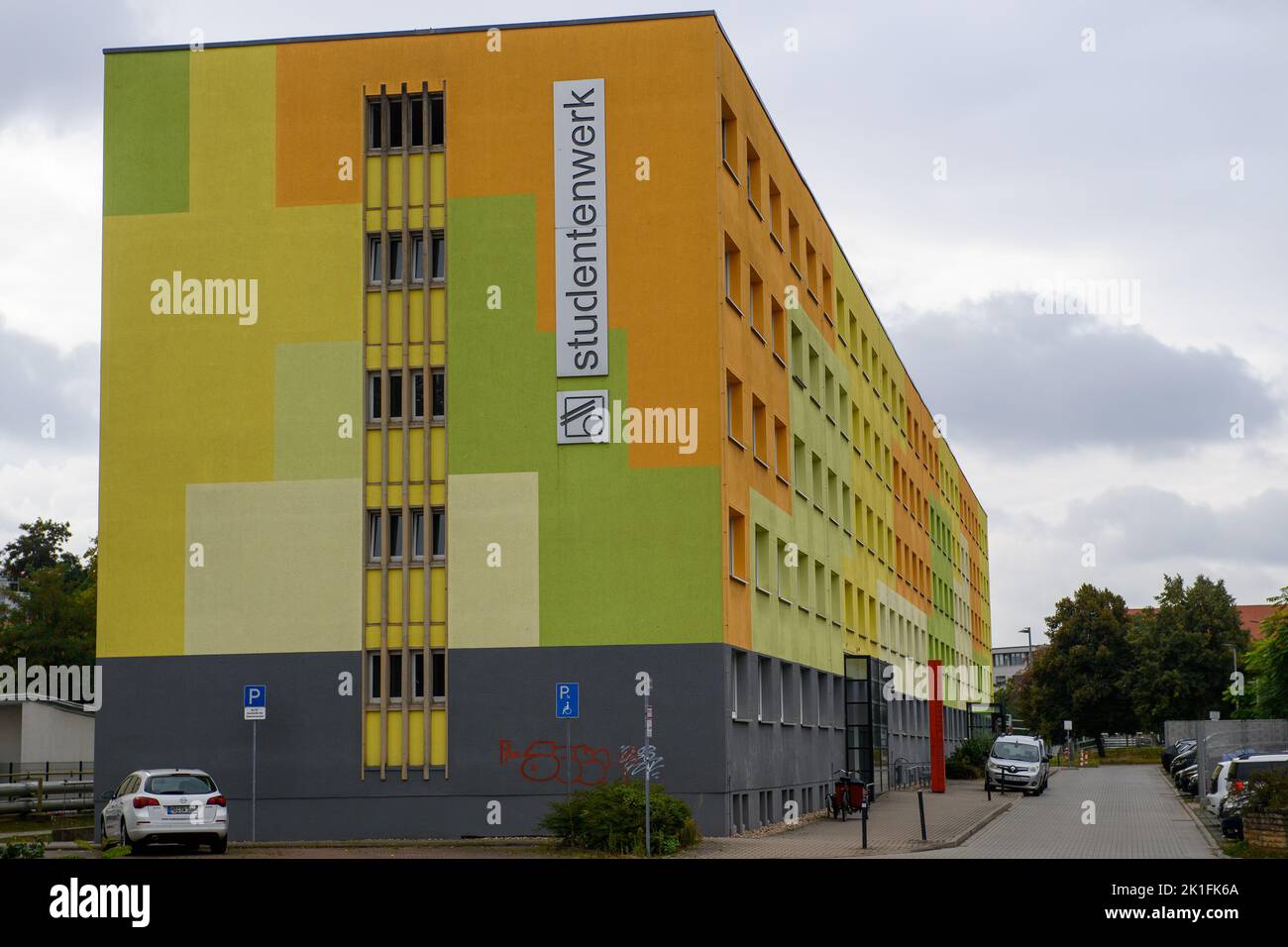 PRODUCTION - 15 September 2022, Saxony-Anhalt, Magdeburg: "Studentenwerk" is written on a ...
