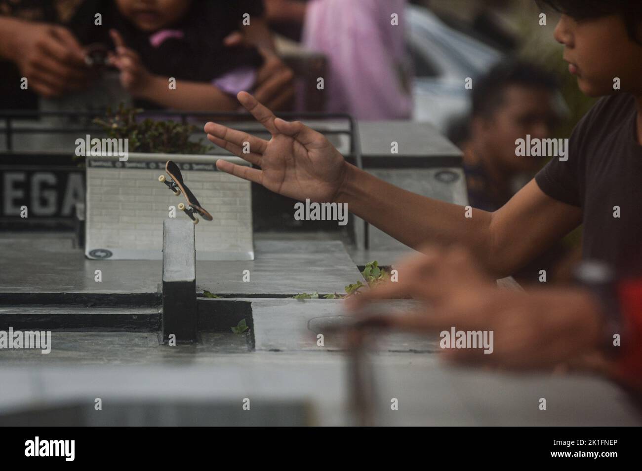 South Tangerang, Indonesia. 18th Sep, 2022. People play finger ...