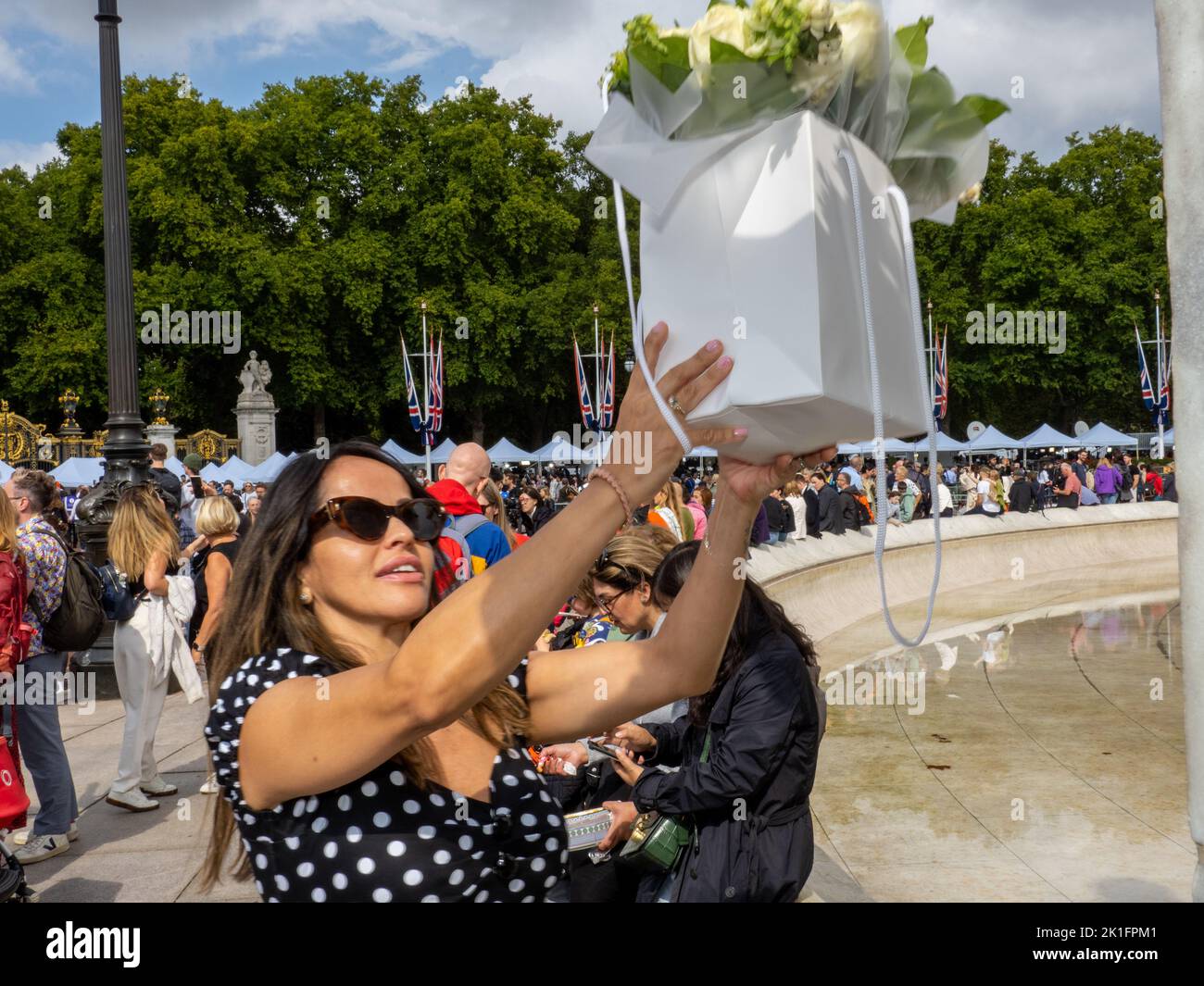 Visitors arrive at Buckingham Palace on the 9th September in London ...