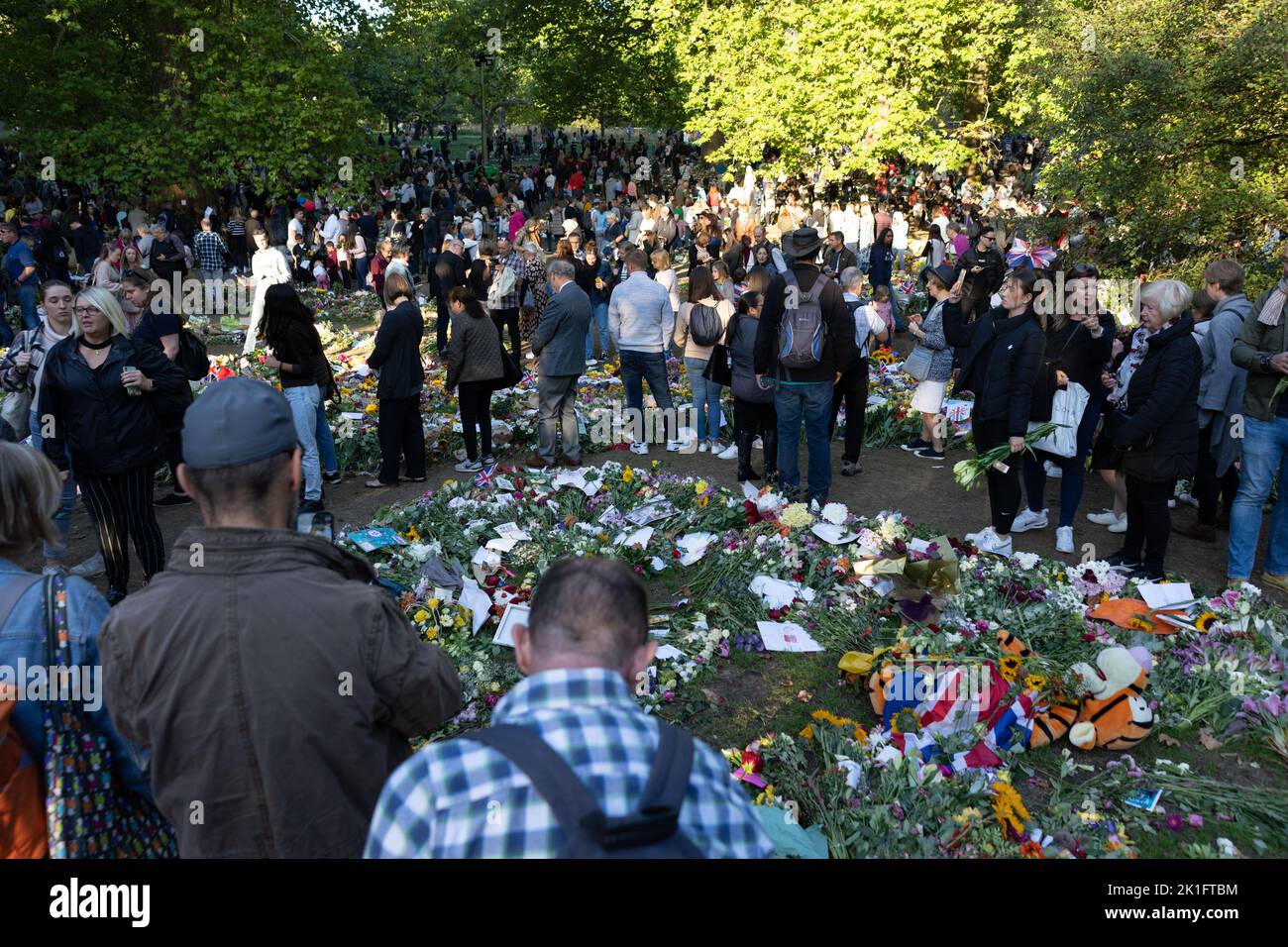 Tributes for Queen Elizabeth II including Corgis made from flowers ...