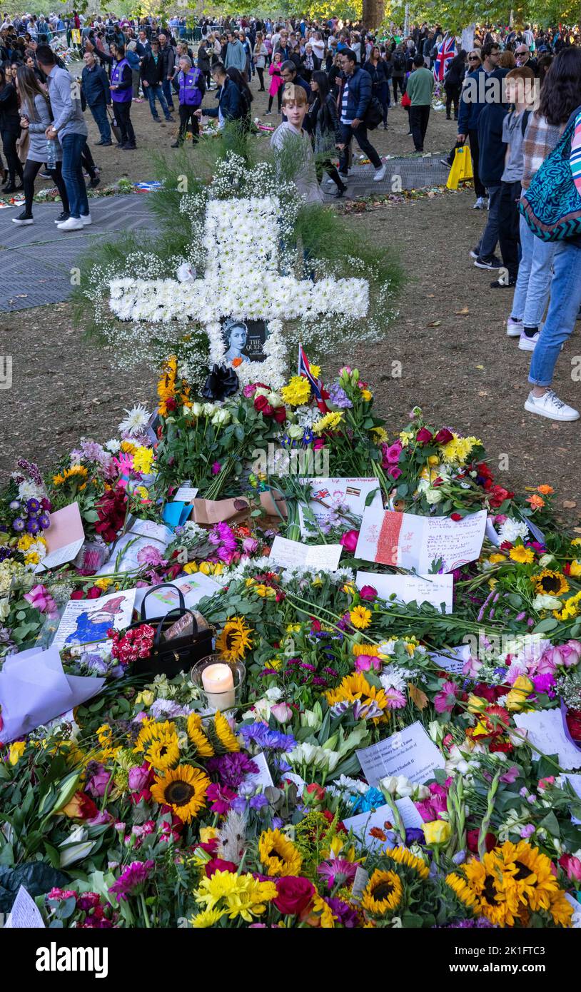 Tributes for Queen Elizabeth II including Corgis made from flowers ...