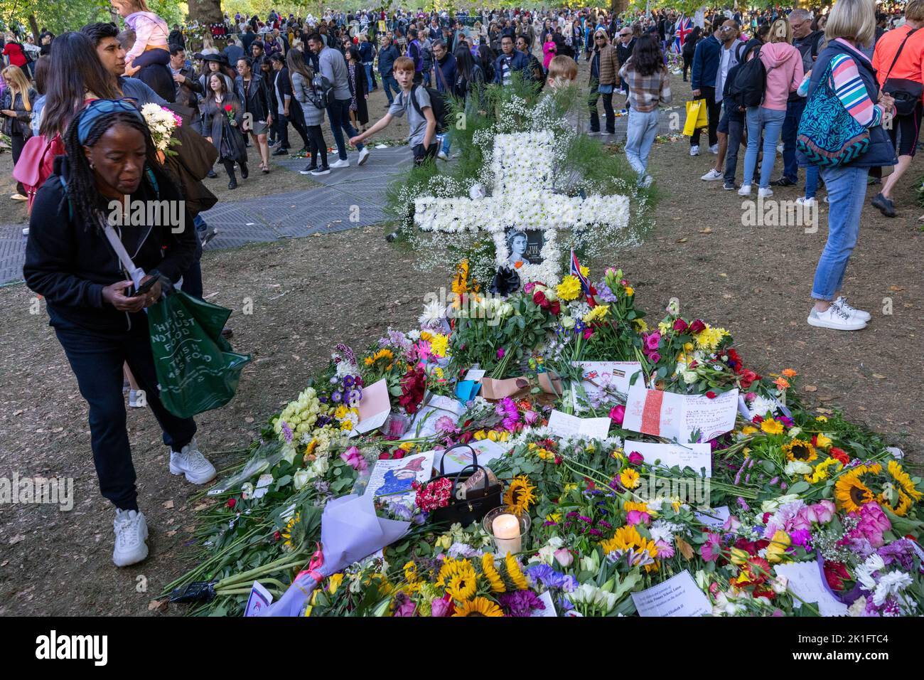 Tributes for Queen Elizabeth II including Corgis made from flowers ...
