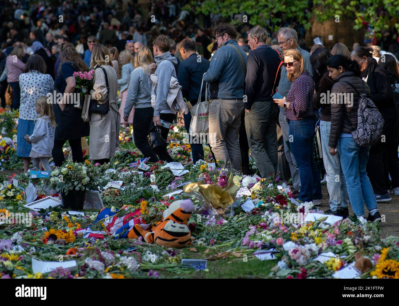 Tributes for Queen Elizabeth II including Corgis made from flowers ...