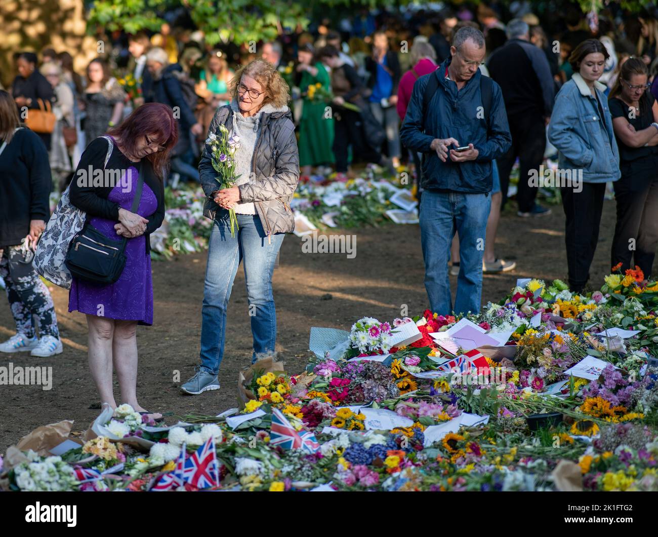 Tributes for Queen Elizabeth II including Corgis made from flowers ...