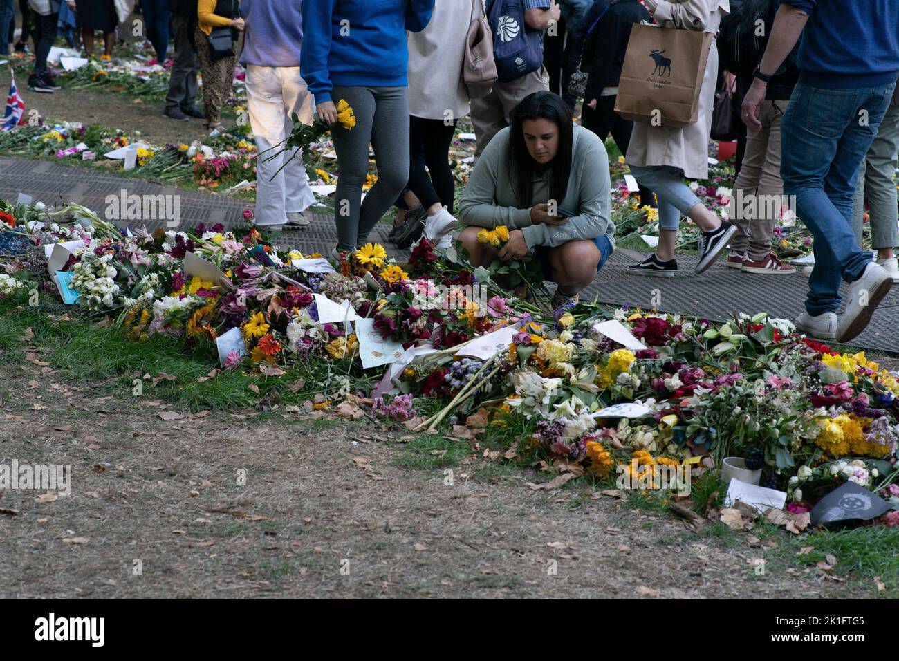 Tributes for Queen Elizabeth II including Corgis made from flowers ...