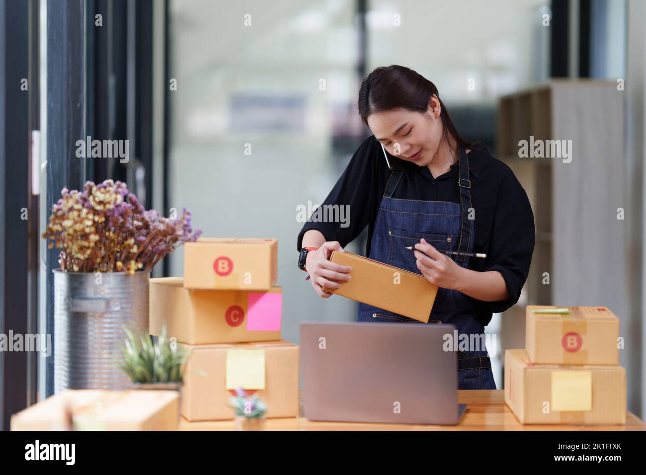 Small Business retail market and online sell marketing delivery, SME e ...