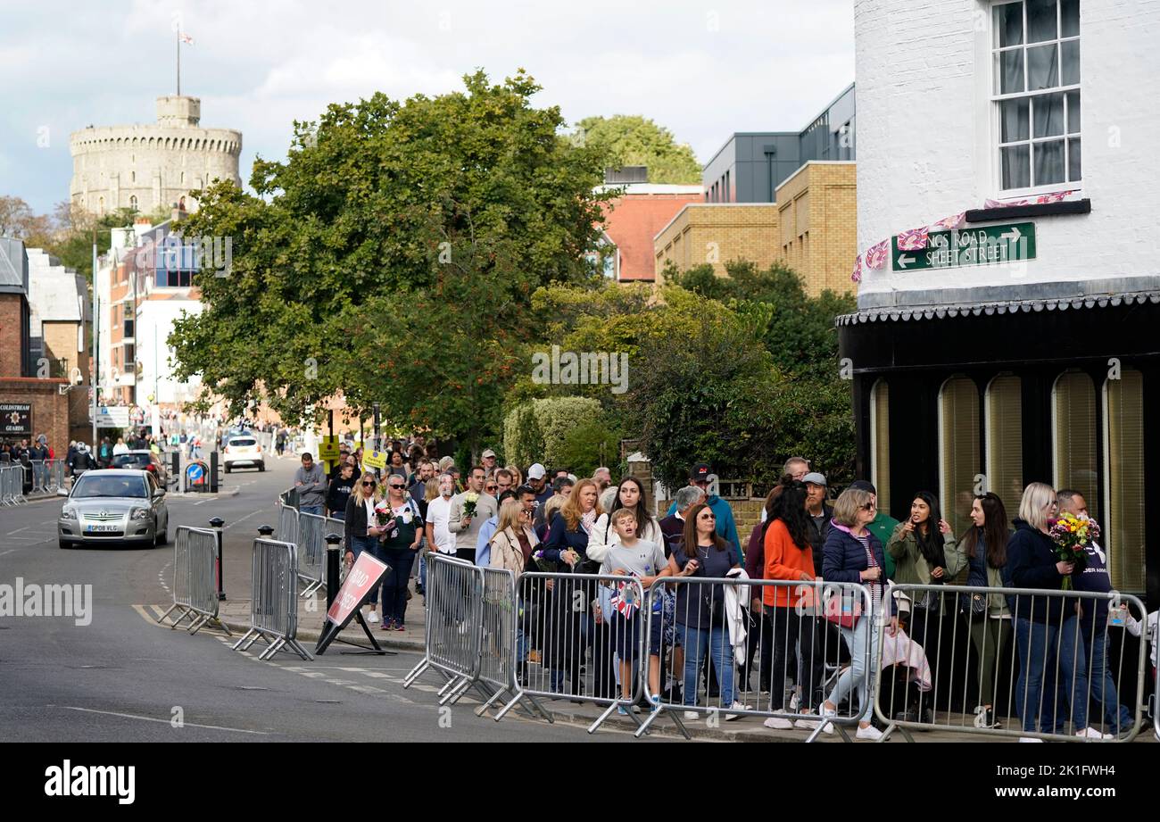Members of the public queue up on the corner ofx Sheet Street and Kings ...