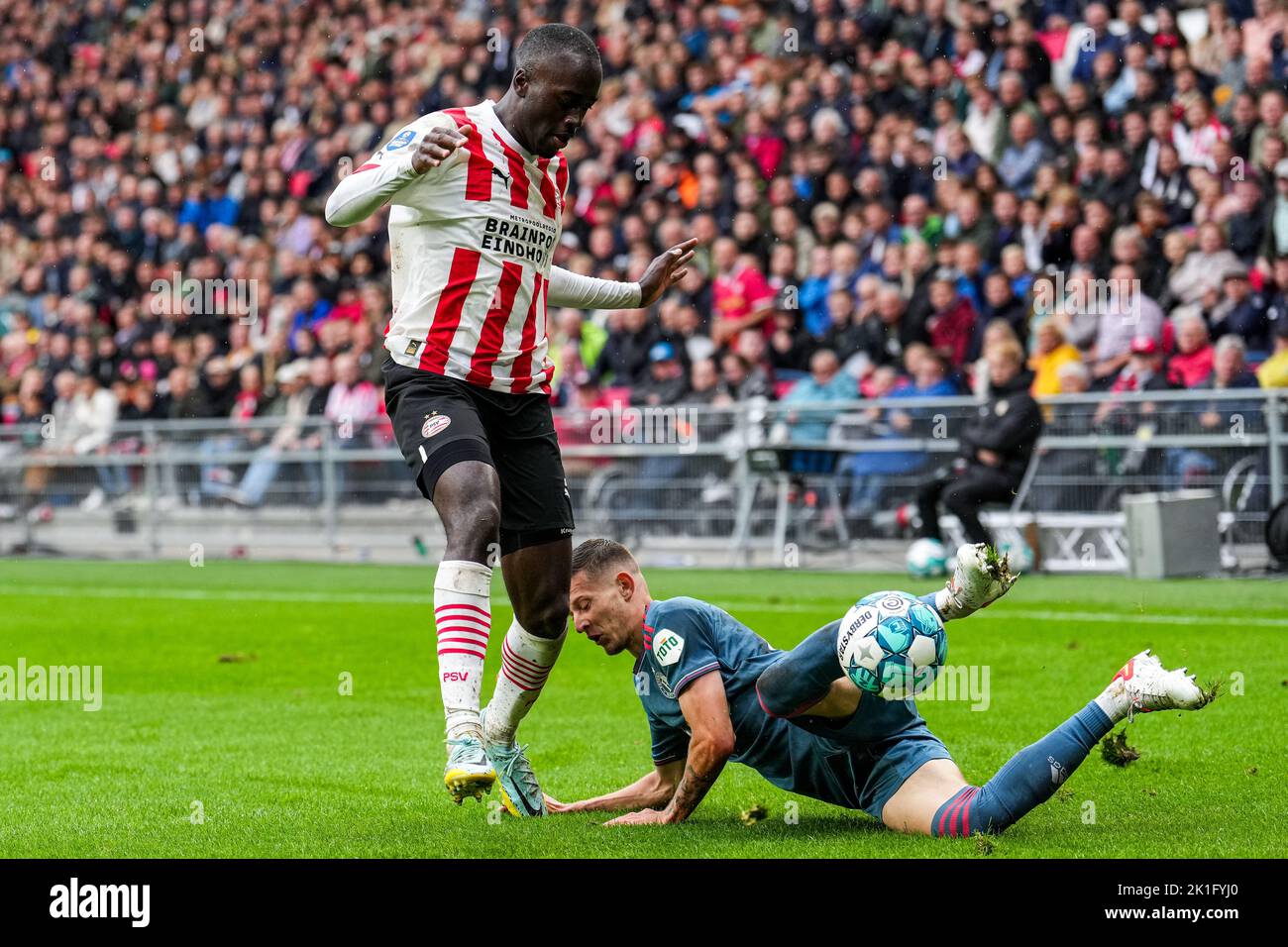 Eindhoven - Jordan Teze of PSV Eindhoven, Sebastian Szymanski of ...