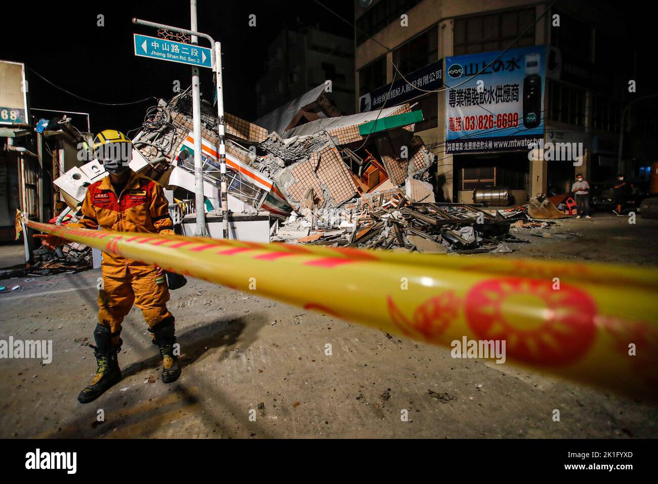 The building collapse in taiwan hi-res stock photography and images - Alamy