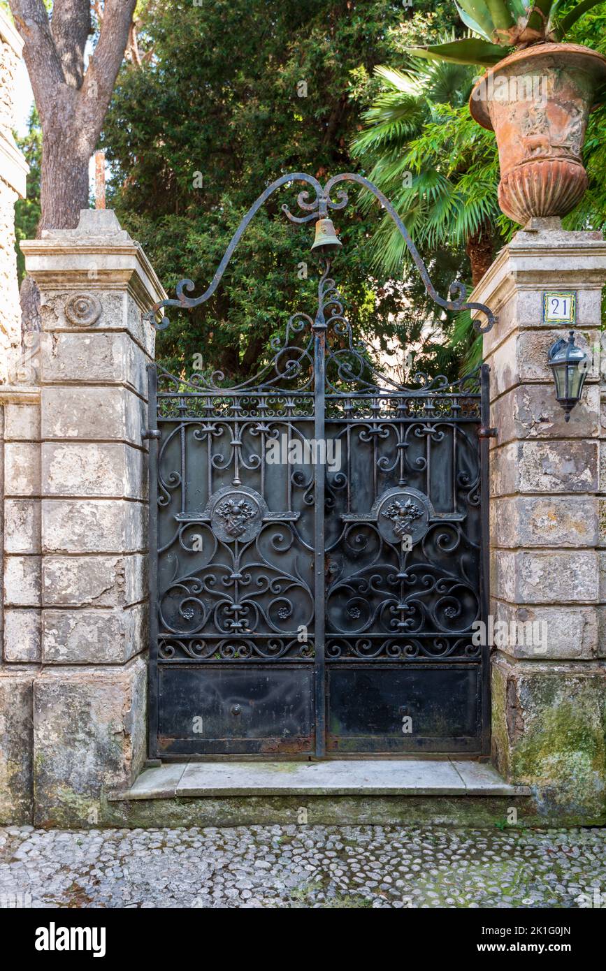 Gate with plants hi-res stock photography and images - Alamy