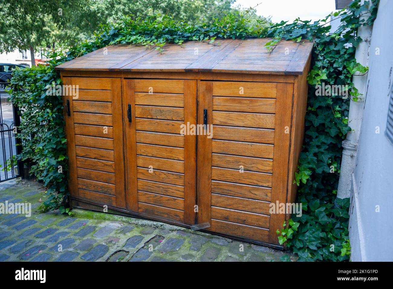 Garbage bins apartment building hi-res stock photography and images - Alamy