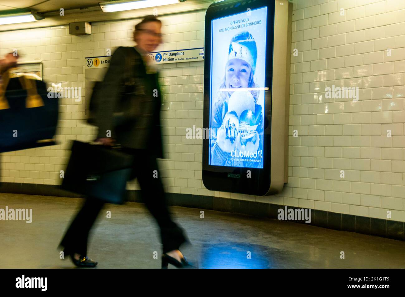 Perfume advertisement posters hi-res stock photography and images - Alamy