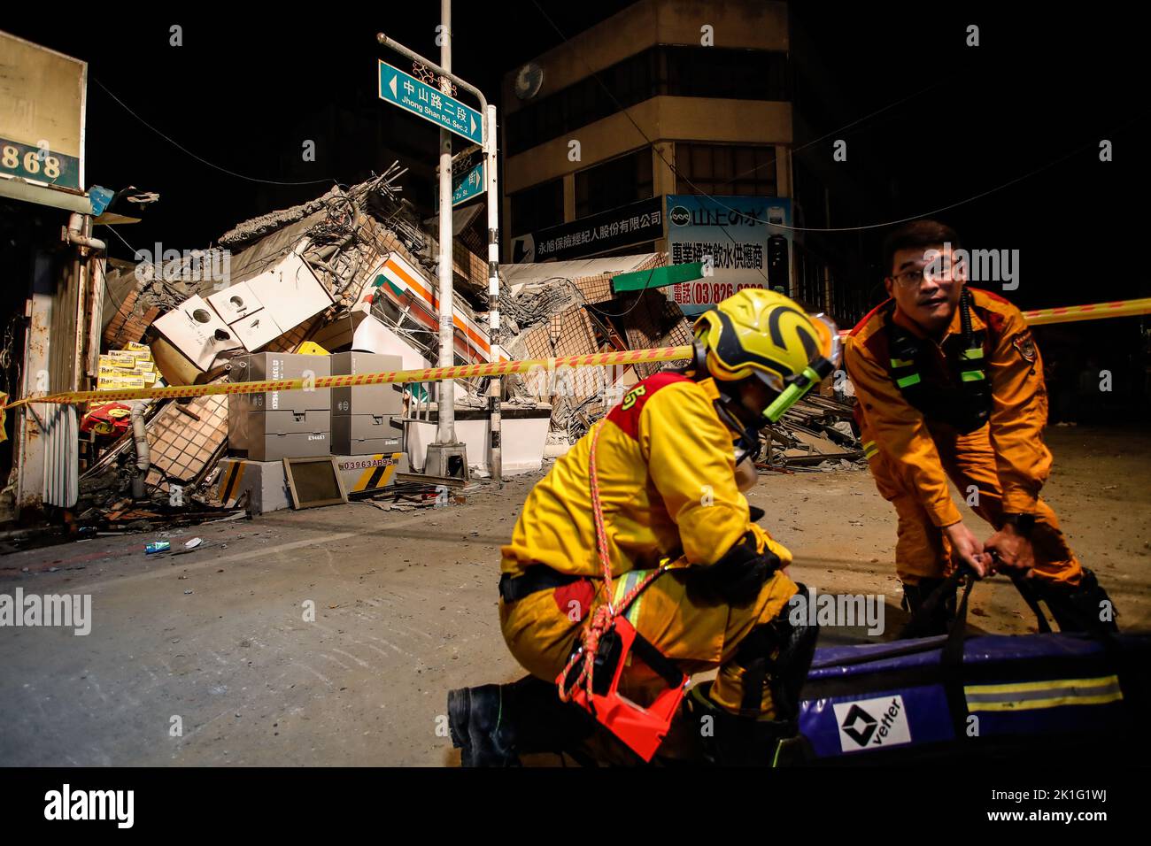 The building collapse in taiwan hi-res stock photography and images - Alamy