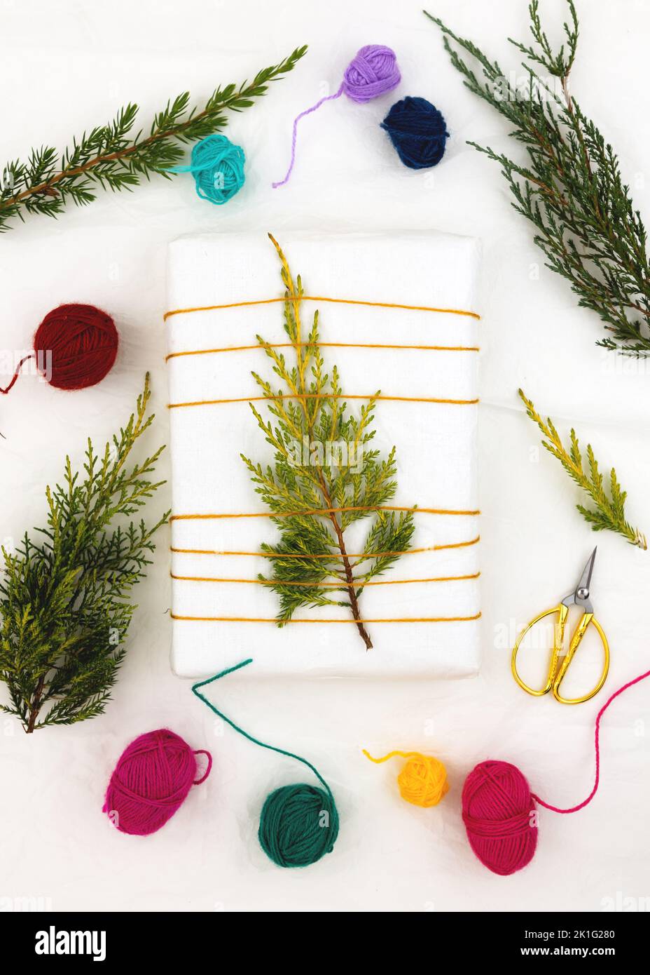 Original gift wrapping idea for Christmas. Recycled paper, colored wool ...