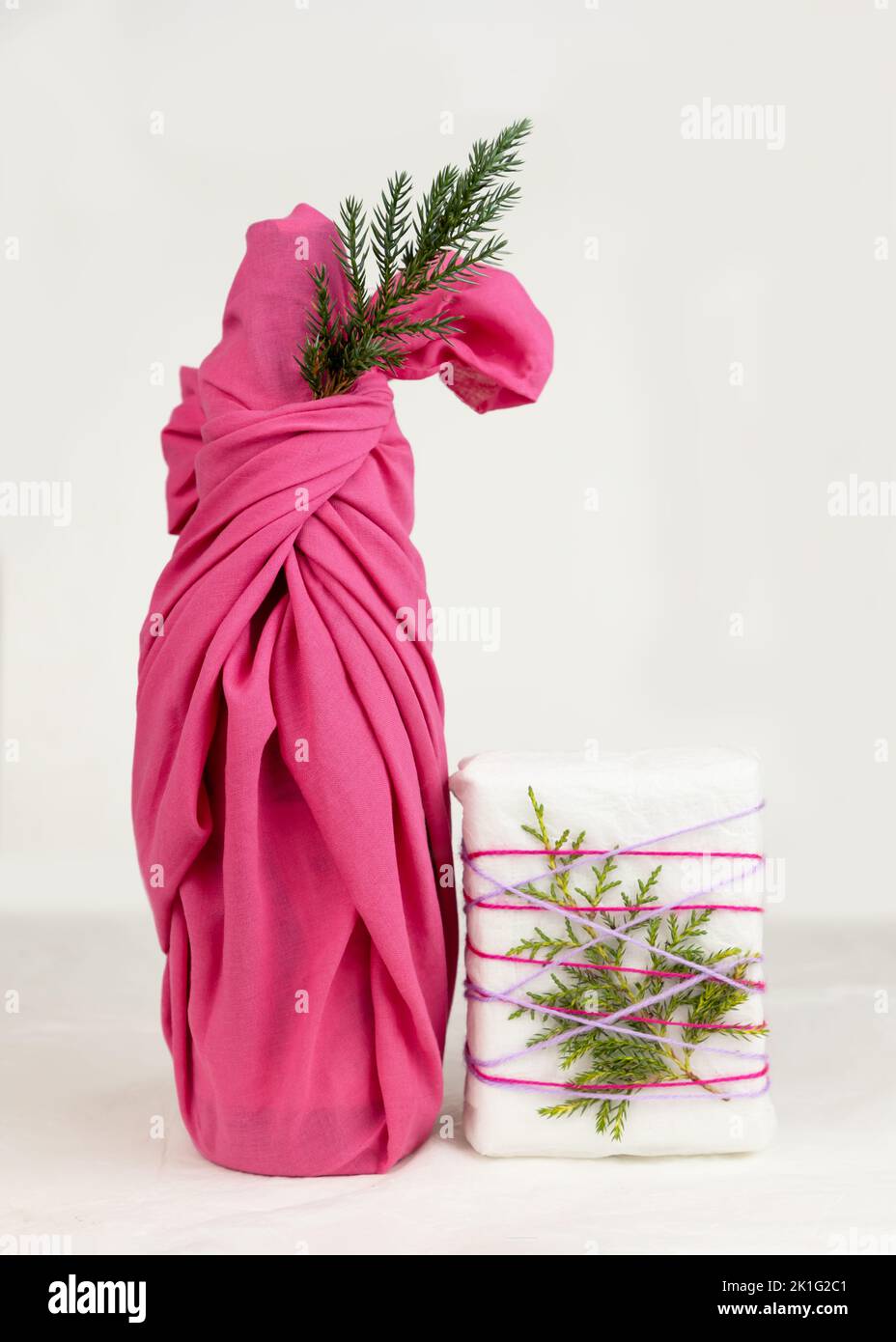 Original gift wrapping idea for Christmas. Recycled paper, colored wool ...