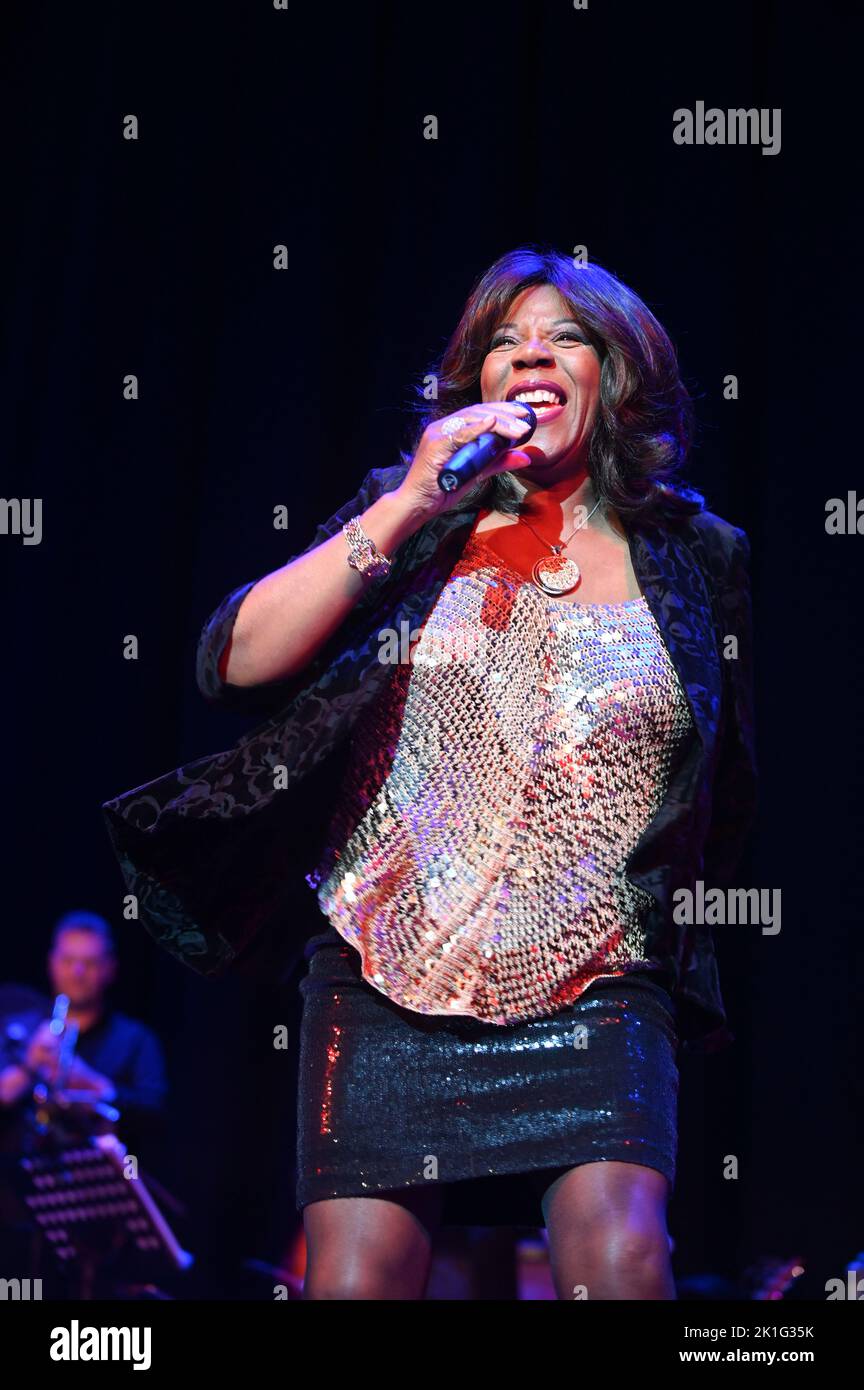 Jaki Graham Performing on The Giants Of Soul Tour at Sheffield City ...