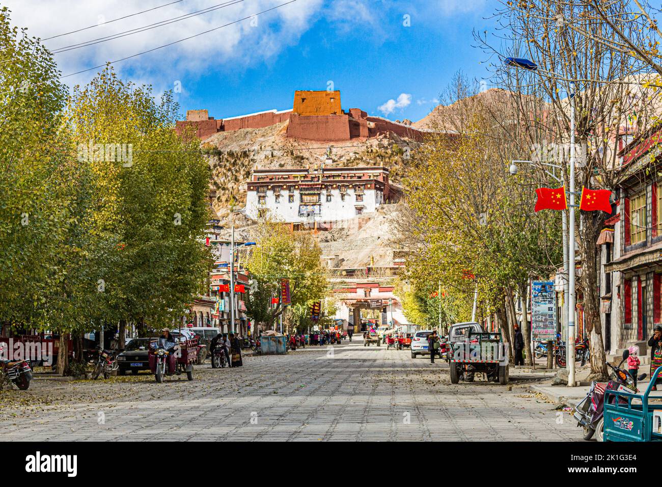 The main street of Gyantse Town in Gyantse Prefecture, Tibet China ...