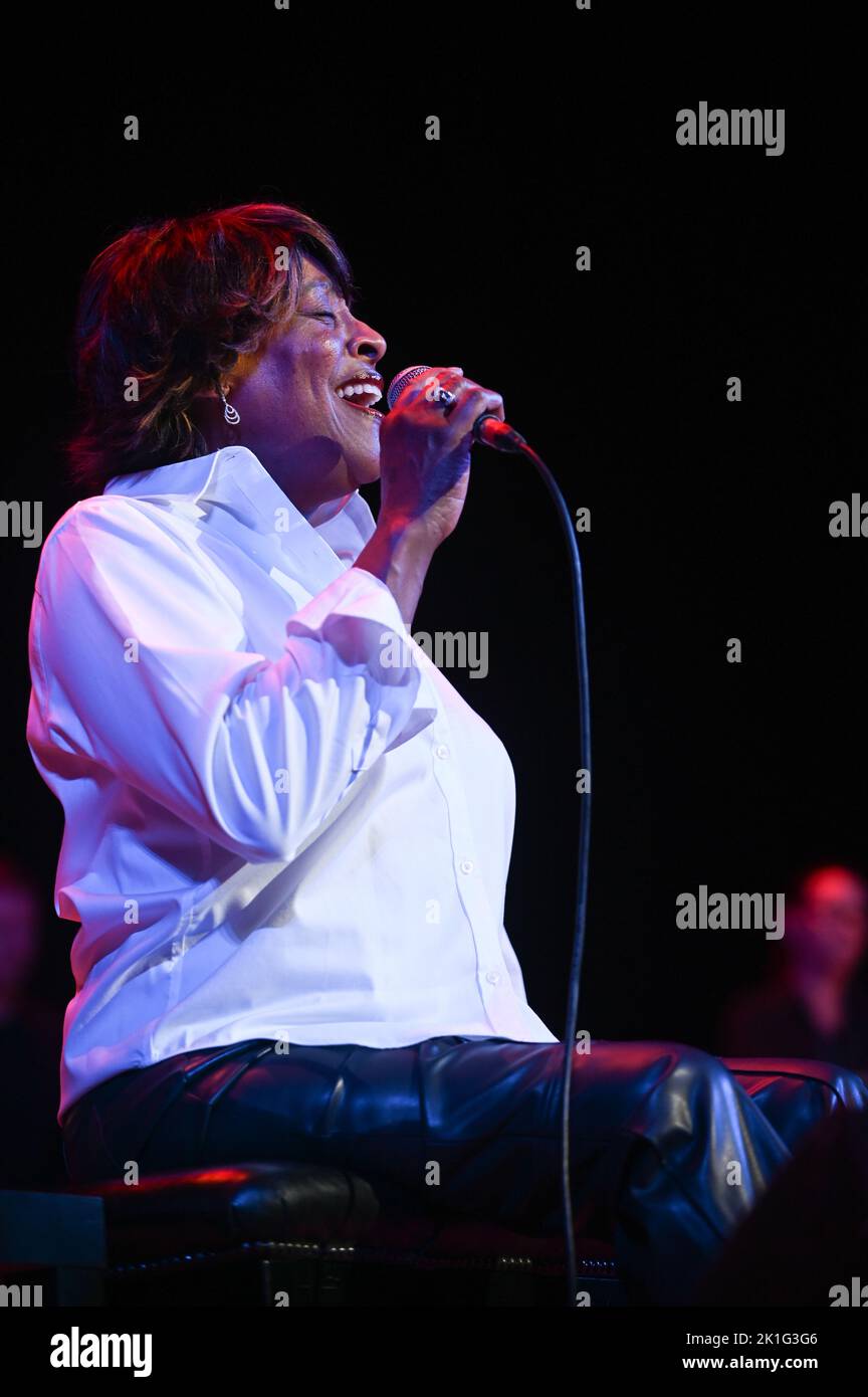 Gwen Dickey Performing on The Giants Of Soul Tour at Sheffield City ...