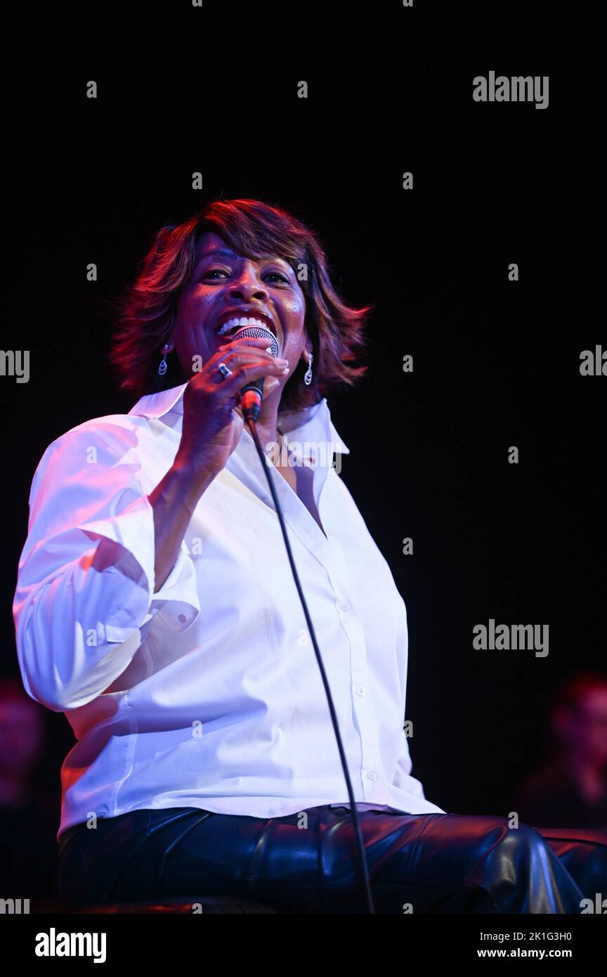 Gwen Dickey Performing on The Giants Of Soul Tour at Sheffield City ...