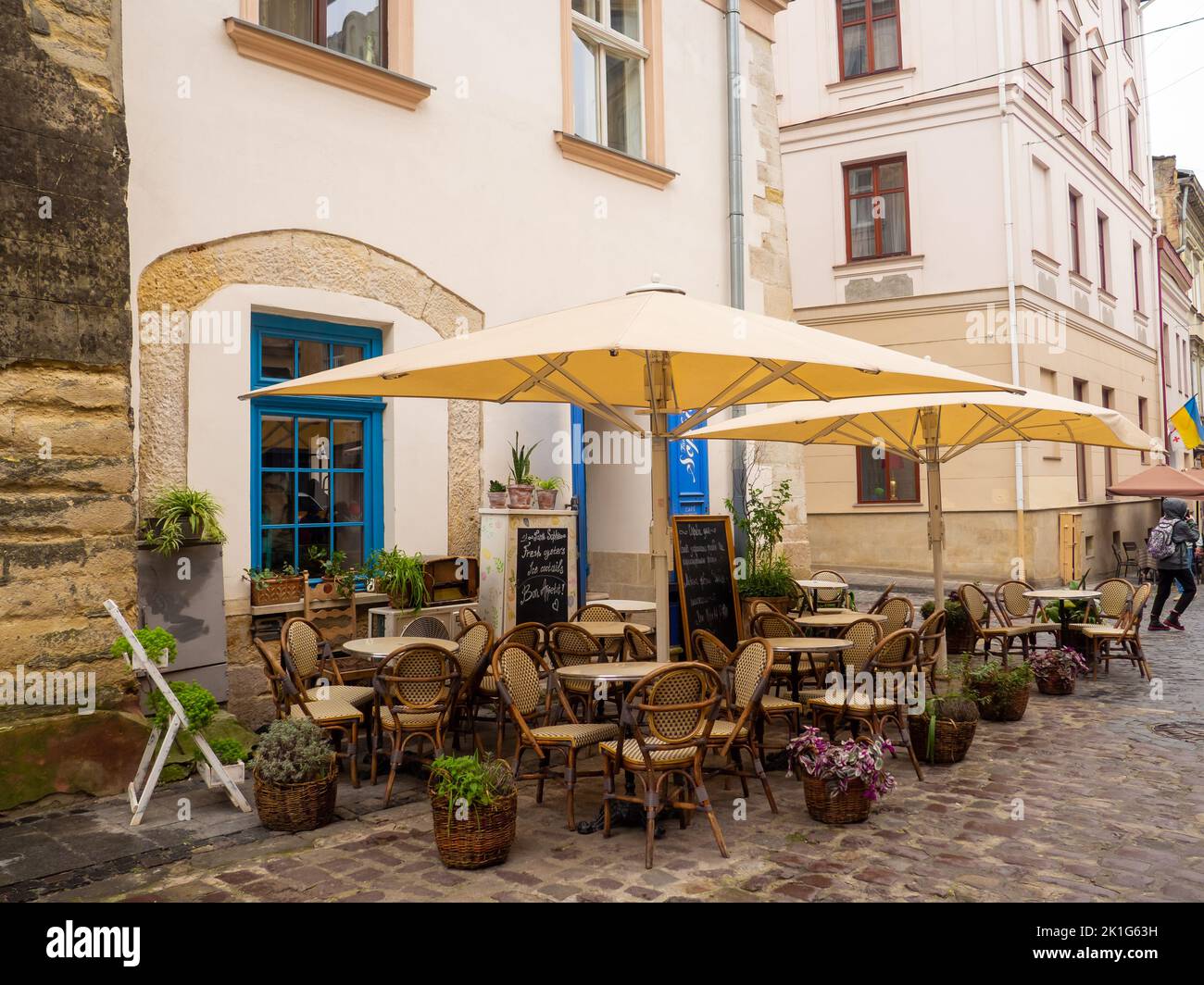 Cozy outdoor cafe in the old town of Lviv Stock Photo - Alamy