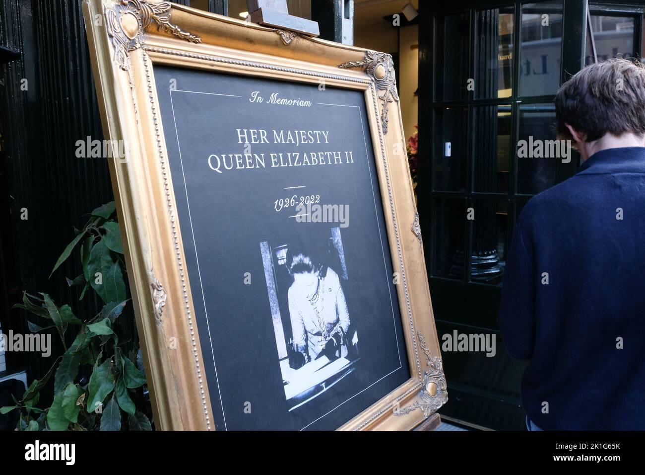 Piccadilly, London, UK. 18th Sept 2022. Mourning the death of Queen ...