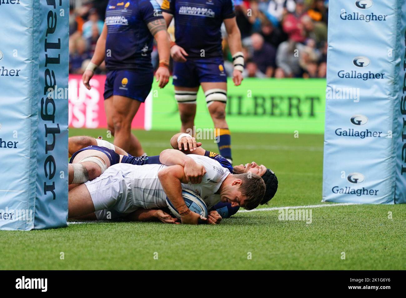 Jack Maunder of Exeter Chiefs scores a try against Worcester Warriors ...