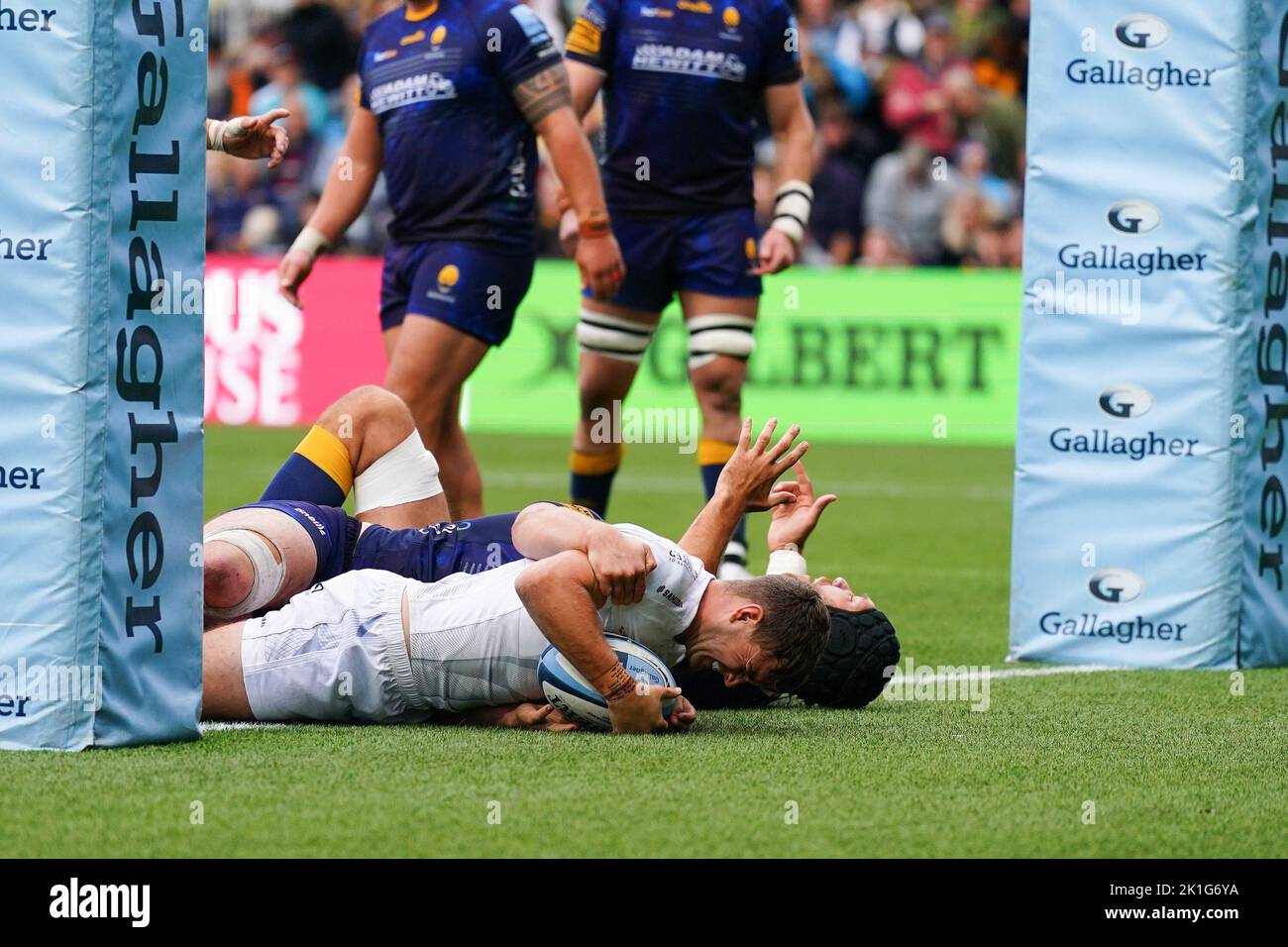 Jack Maunder of Exeter Chiefs scores a try against Worcester Warriors ...