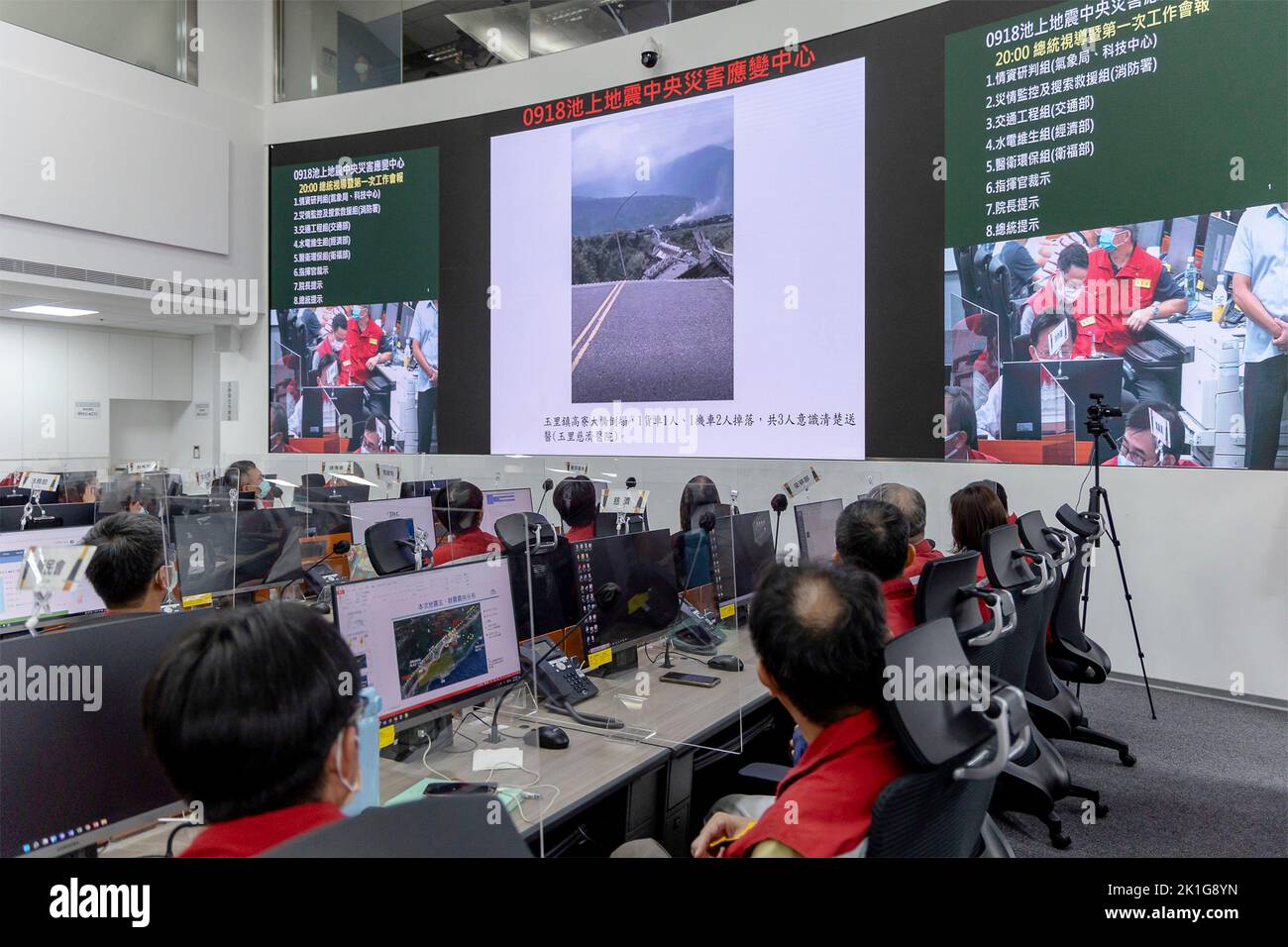 Central emergency operations center hi-res stock photography and images ...