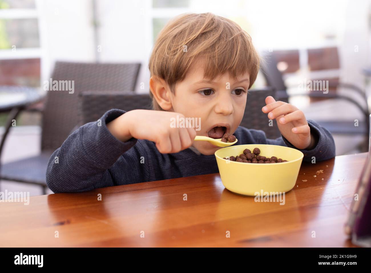 Eat at the computer hi-res stock photography and images - Alamy