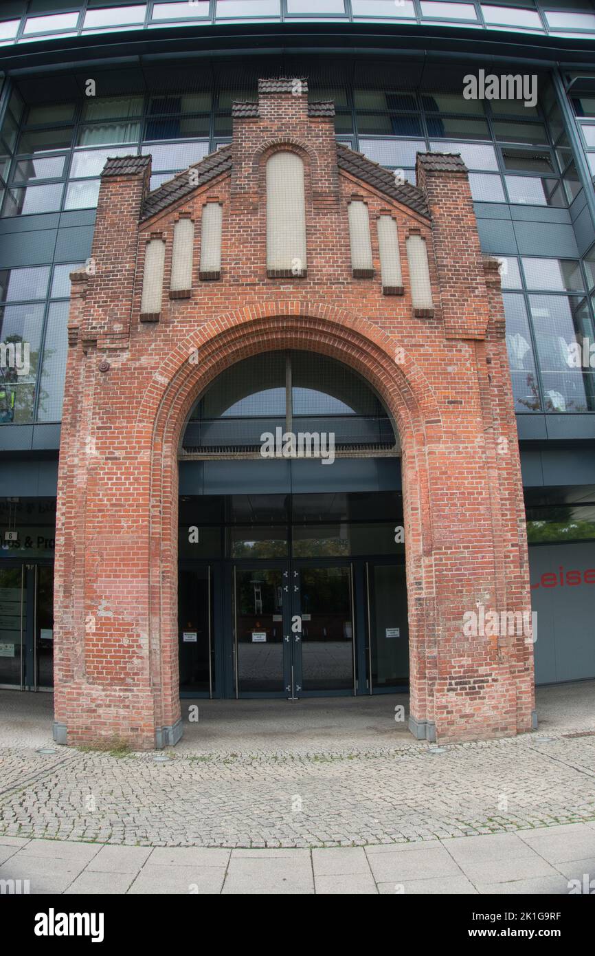 A vertical shot of a monument gate in front of a building in Berlin ...