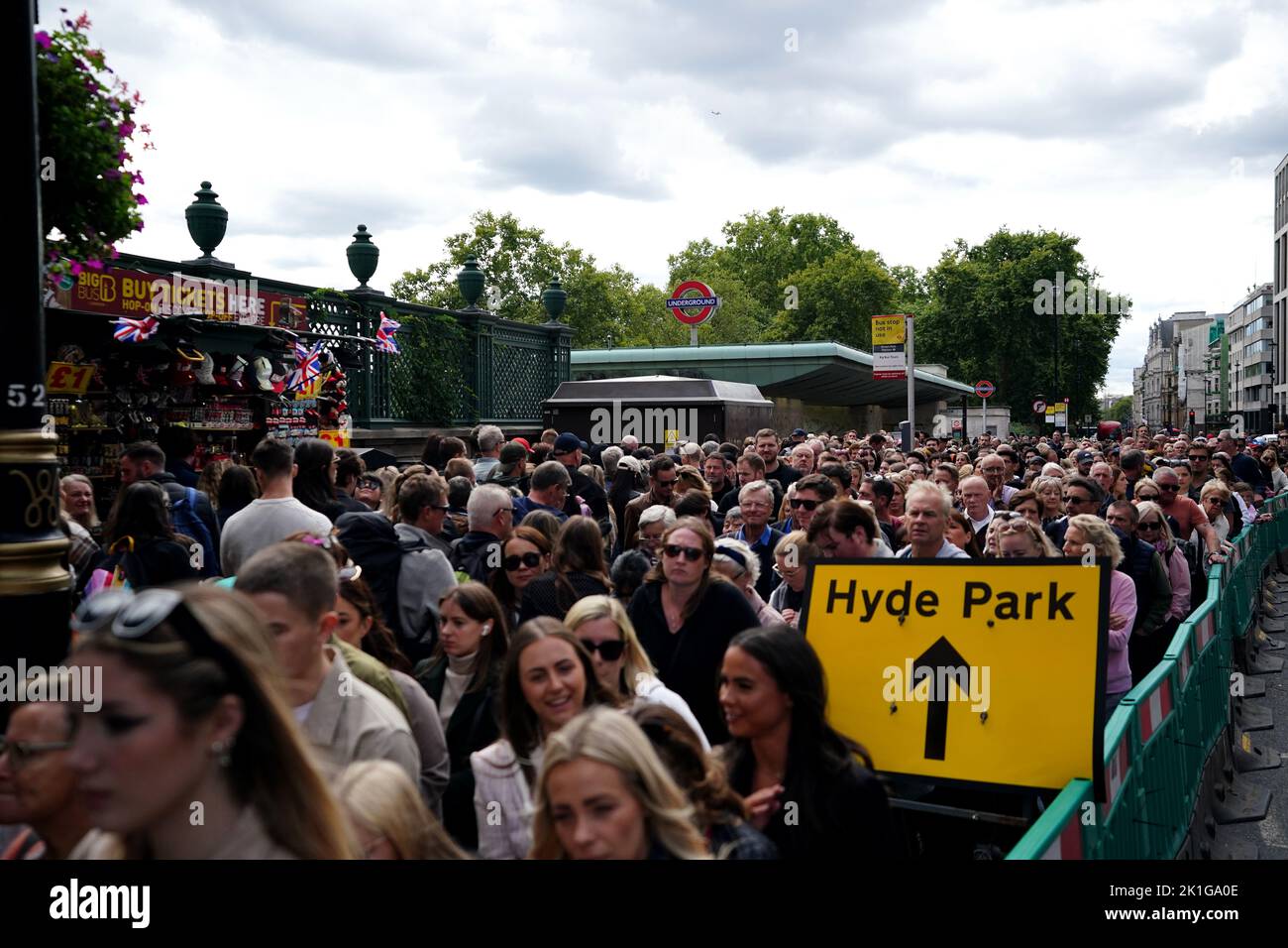 Members of the public queue to enter green park following the death of ...