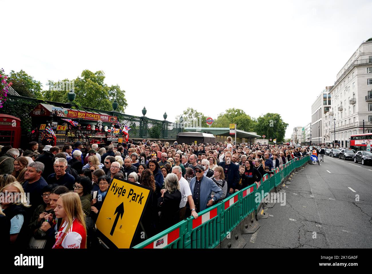 Members of the public queue to enter green park following the death of ...