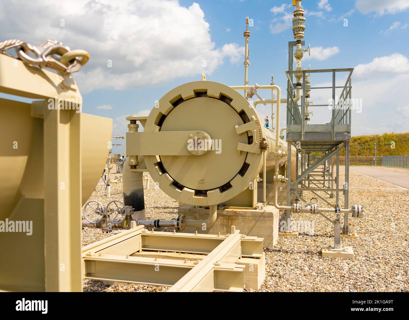 Mechanism for loading pistons into a gas pipeline with a locking ...