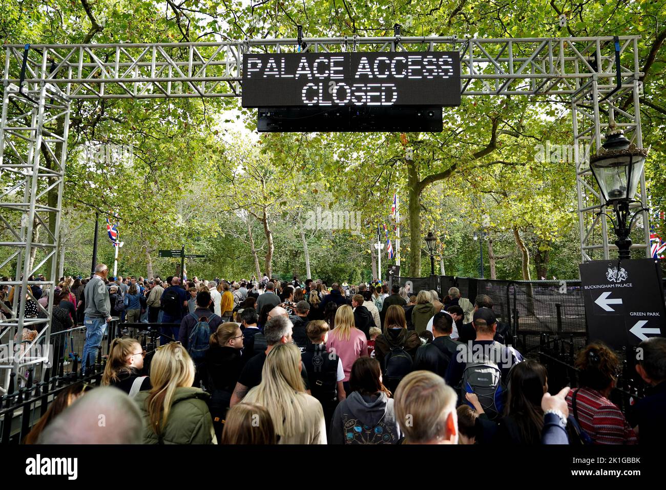 Members of the public queue to enter green park following the death of ...