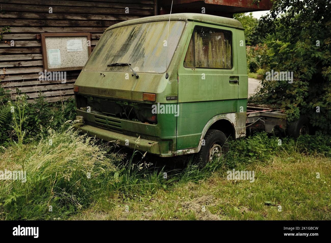 Overgrown car hi-res stock photography and images - Alamy