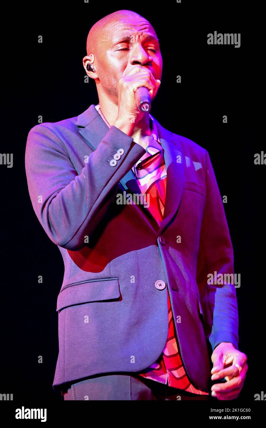 Tunde Baiyewu of The Lighthouse Family Performs on The Giants Of Soul ...