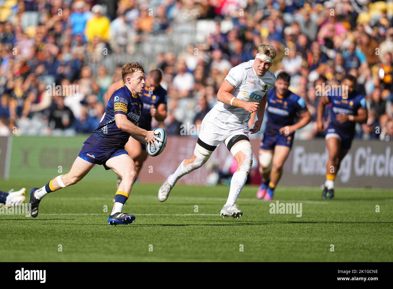 Gareth Simpson of Worcester Warriors makes a run to the Exeter try-line ...
