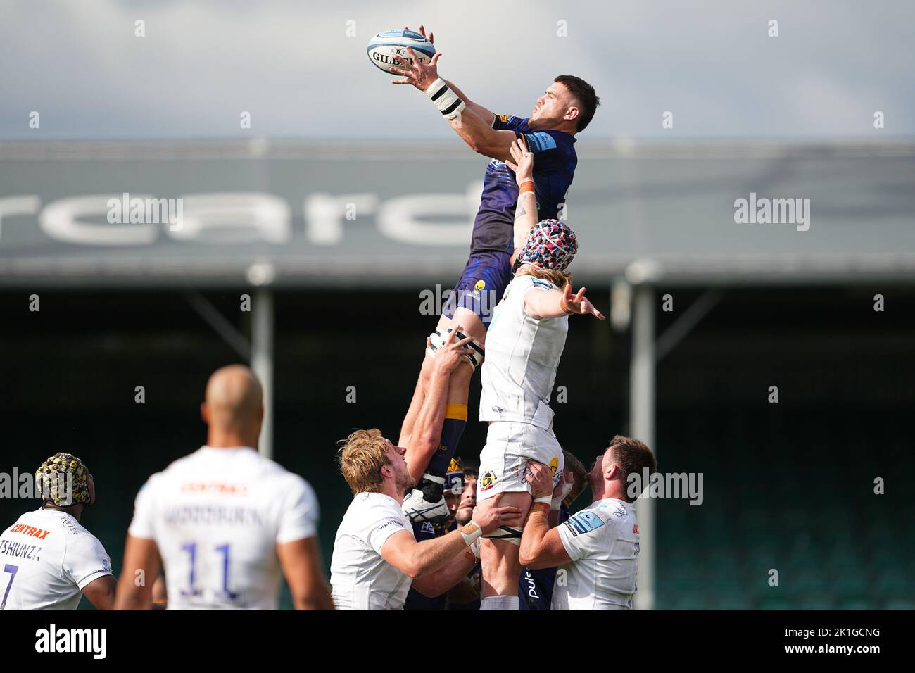 Fergus Lee-Warner of Worcester Warriors beats Jack Dunne of Exeter ...