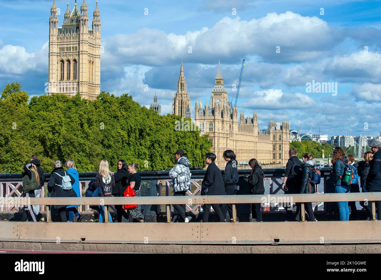 London, UK, 18 September 2022 The queue passes over Lambeth Bridge with ...