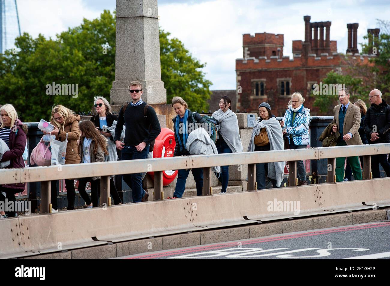 London, UK, 18 September 2022 The queue passes over Lambeth Bridge with ...
