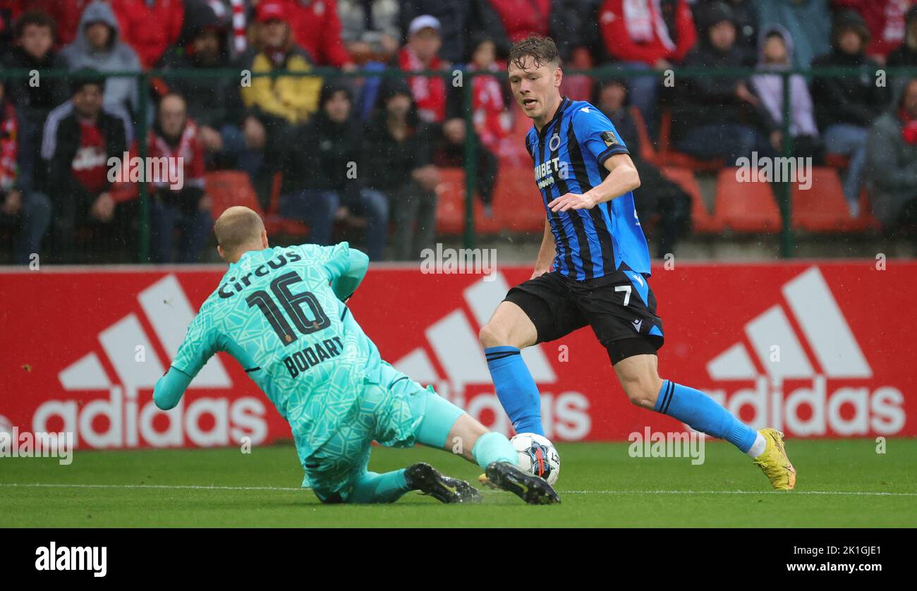 Standard's goalkeeper Arnaud Bodart and Club's Andreas Skov Olsen fight ...