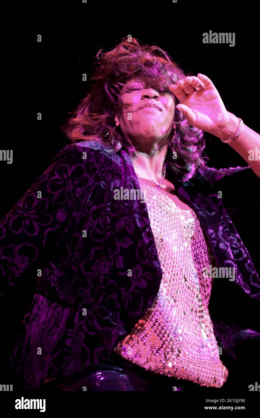 Jaki Graham Performing on The Giants Of Soul Tour at Sheffield City ...