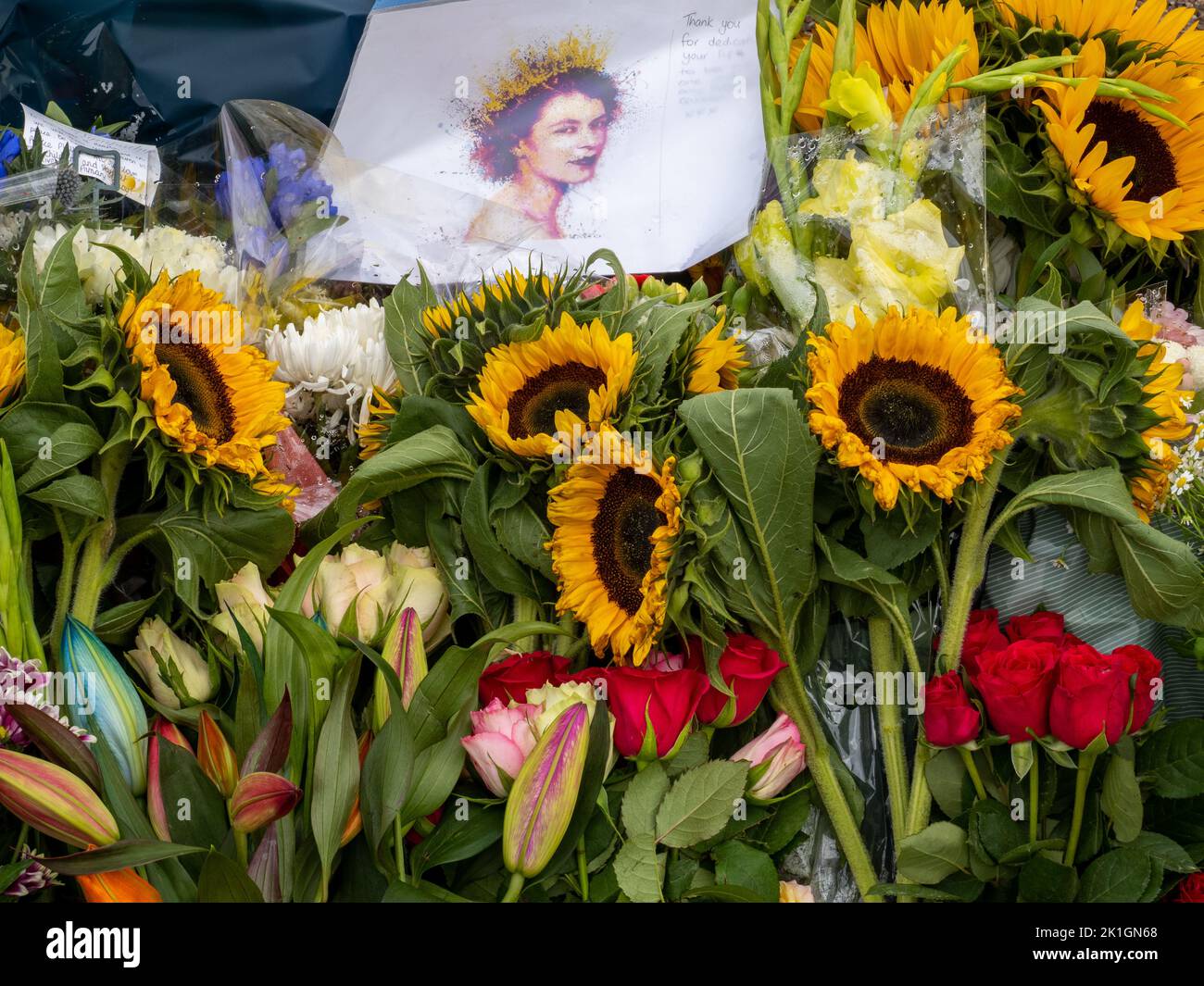 Tributes displayed outside Cambridge Gate at Windsor Castle on the 10th ...