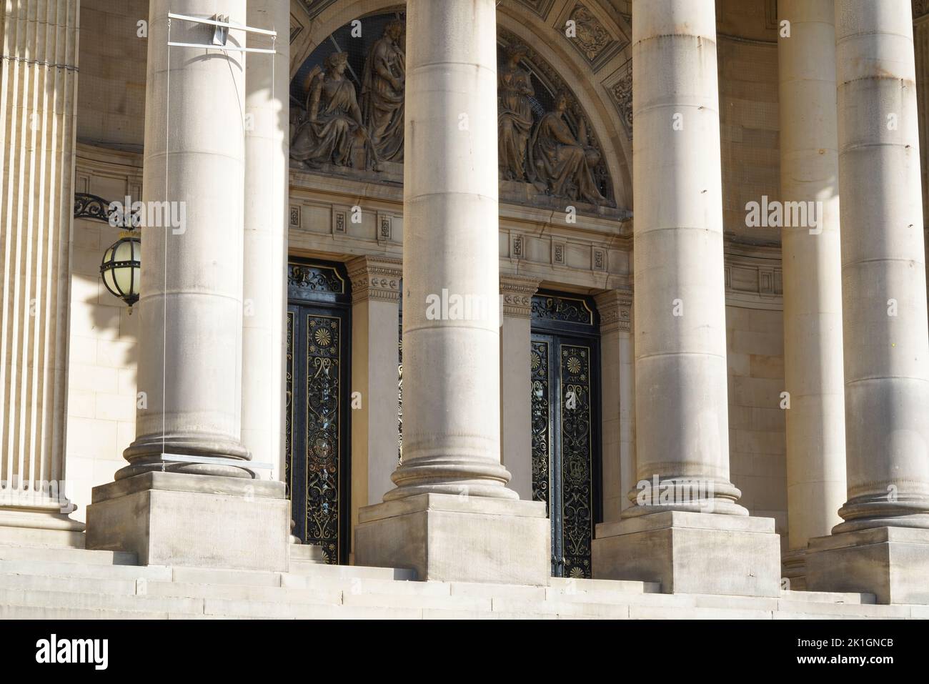 Leeds Town Hall entrance Stock Photo - Alamy